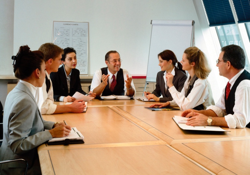 Effiziente Meetings gestalten: Personen bei Besprechung | Personal | Haufe